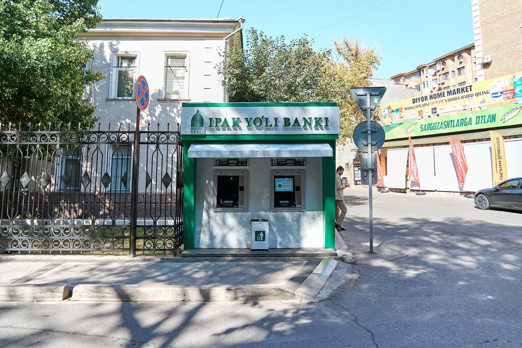 ATM'ler Ipak Yuli Bank, Taşkent, foto