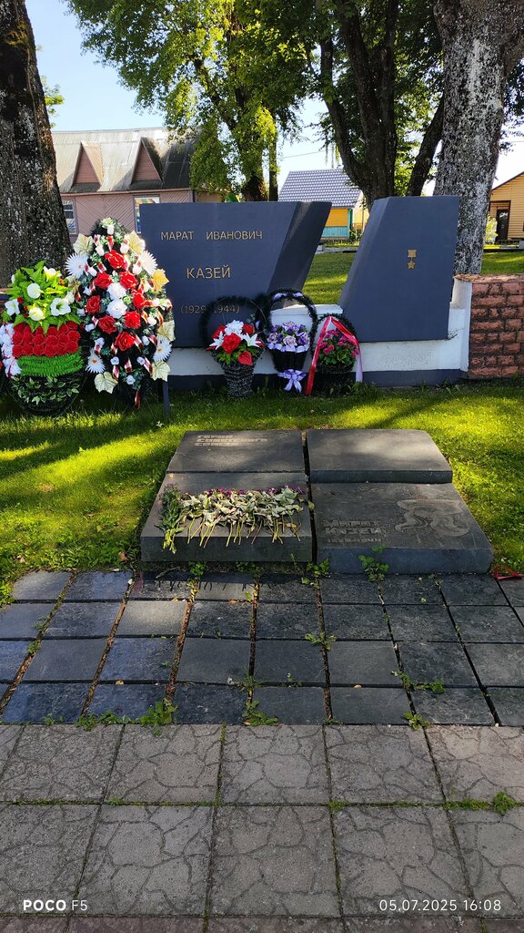 Anıt, heykel Марат Казей, Minskaya oblastı, foto