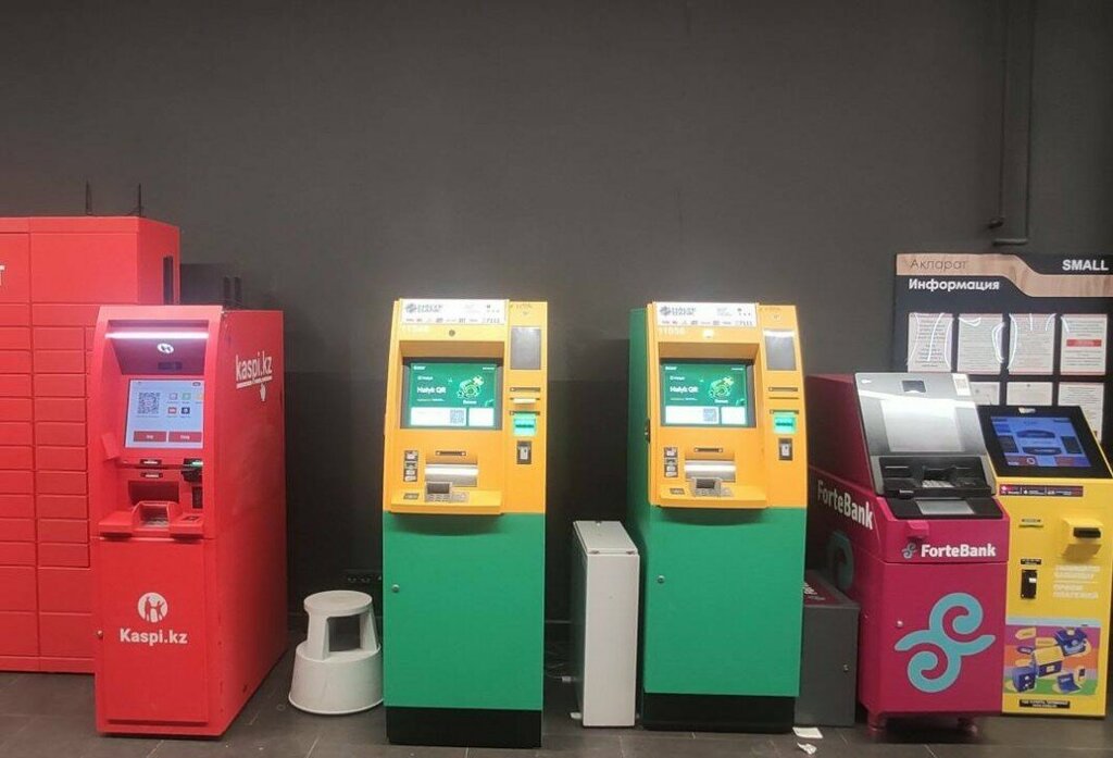 ATM'ler Halyk Bank, Astana, foto