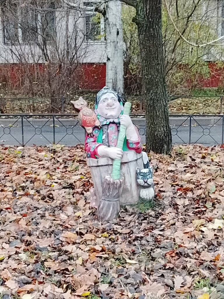 Park, sokak heykeli Баба Яга, Saint‑Petersburg, foto
