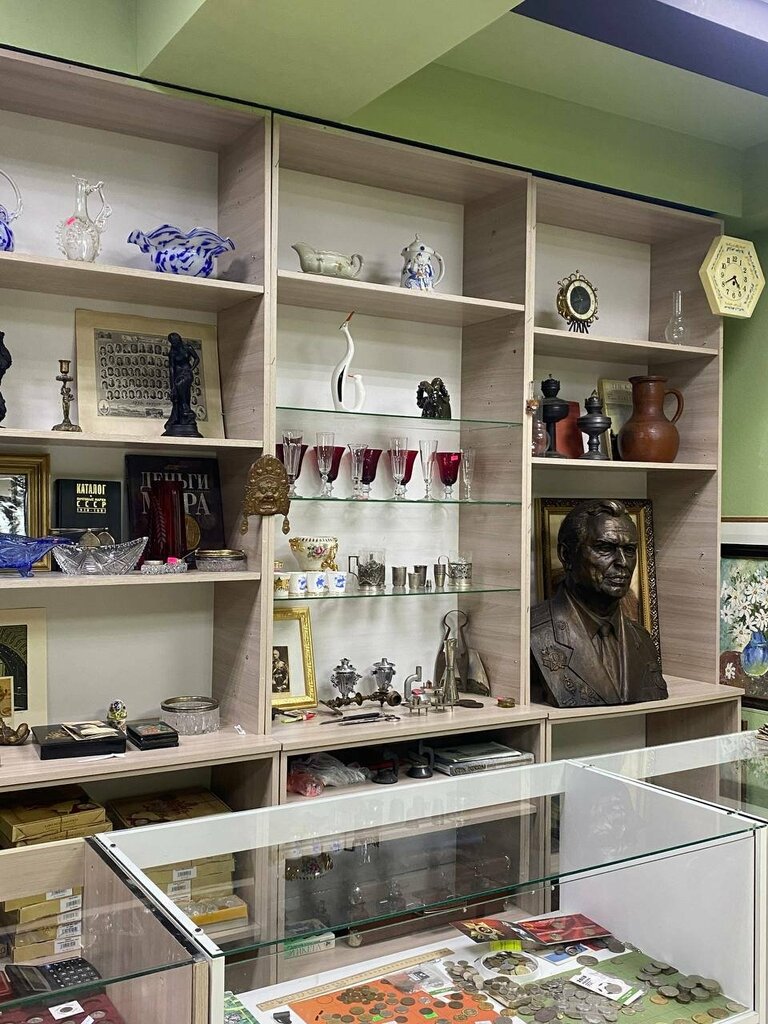 Antikacı dükkanları Старинные часы, Ulyanovsk, foto