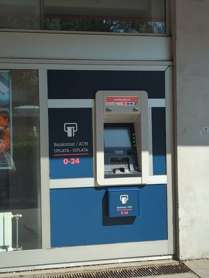 ATM'ler Addiko Bank ATM, Belgrad, foto