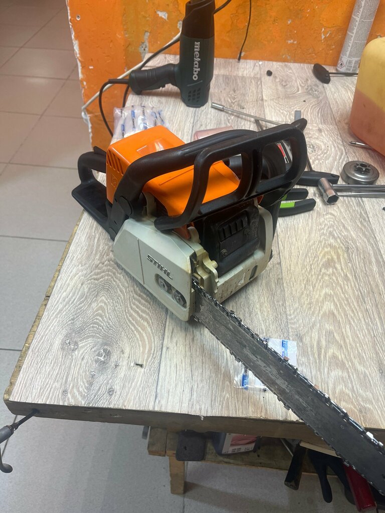 Elektrik ve benzinle çalışan aletler Stihl, Ostashkov, foto