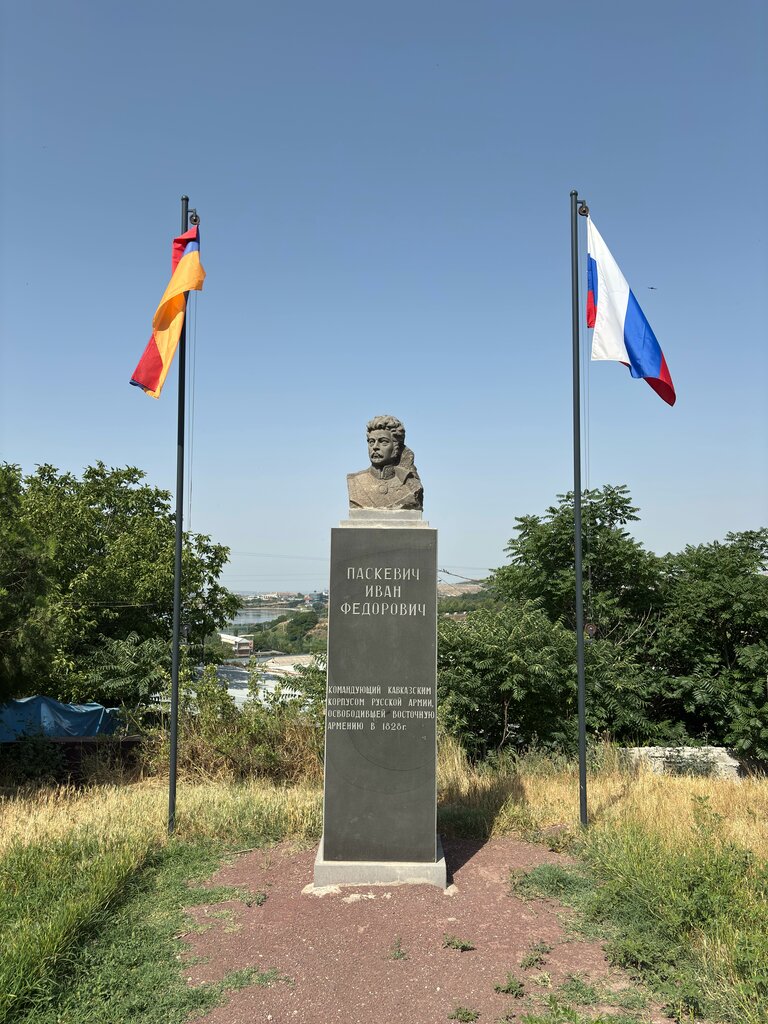 Anıt, heykel Ivan Fyodorovich Paskevich, Erivan, foto