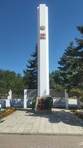 Памятник воинам, умершим в госпиталях в 1941-1945 гг. (Republic of Daghestan, Izberbash, Victory Park), anıt, heykel  Izberbash'tan