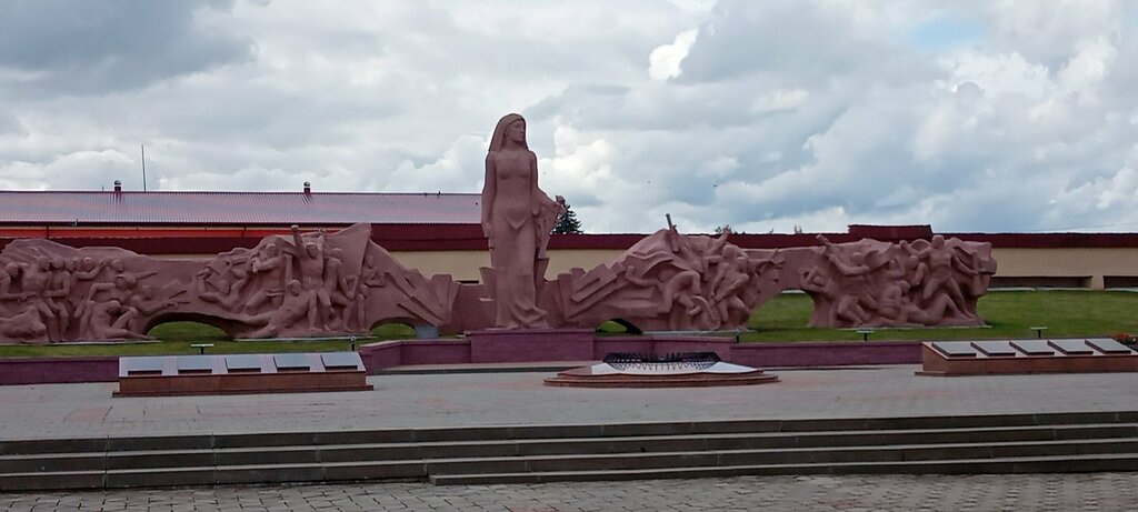 Anıt, heykel Скорбящая мать, Grodnenskaya oblastı, foto