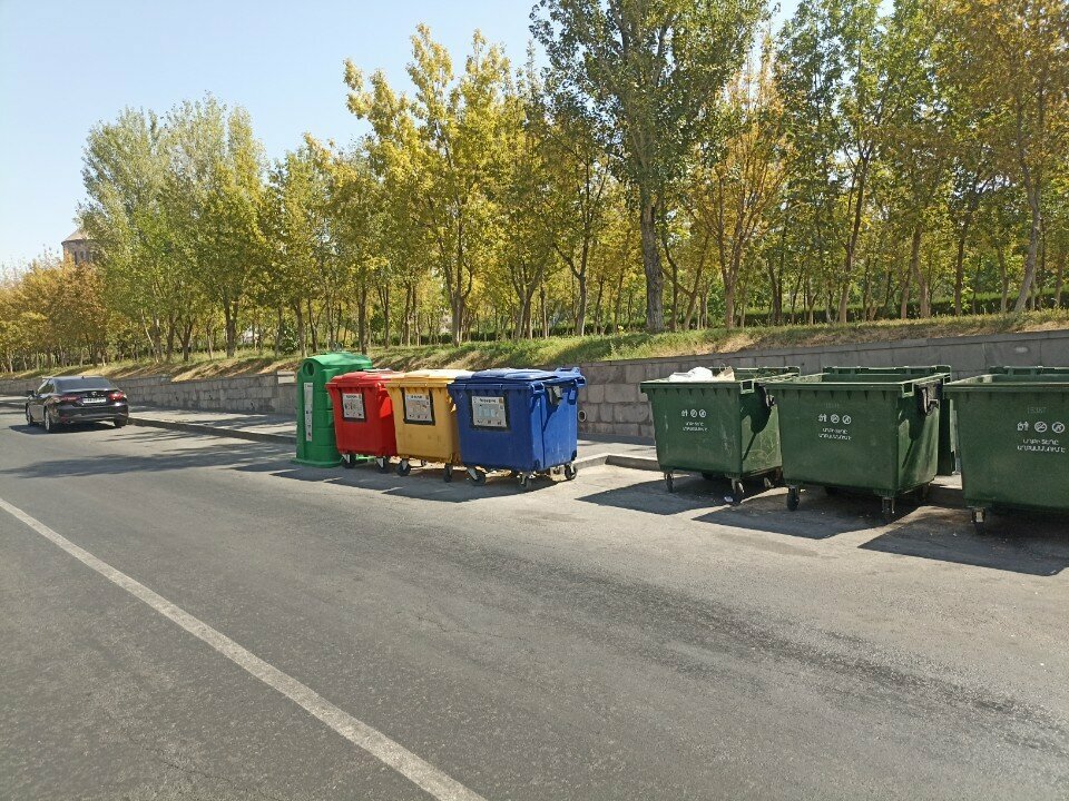 Ayrı çöp toplama noktası Waste sorting point, Erivan, foto