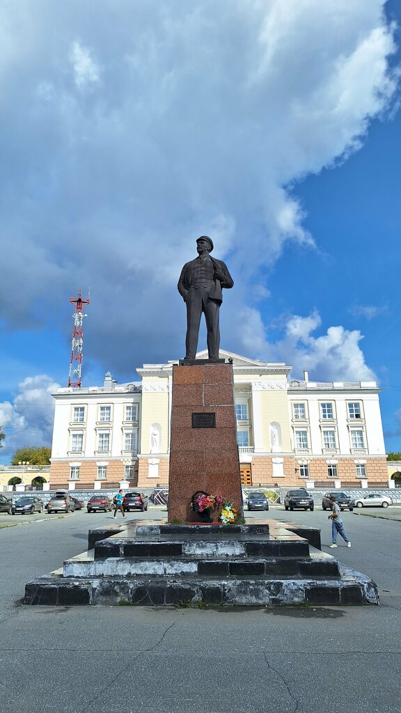 Anıt, heykel В.И. Ленин, Lesnoy, foto