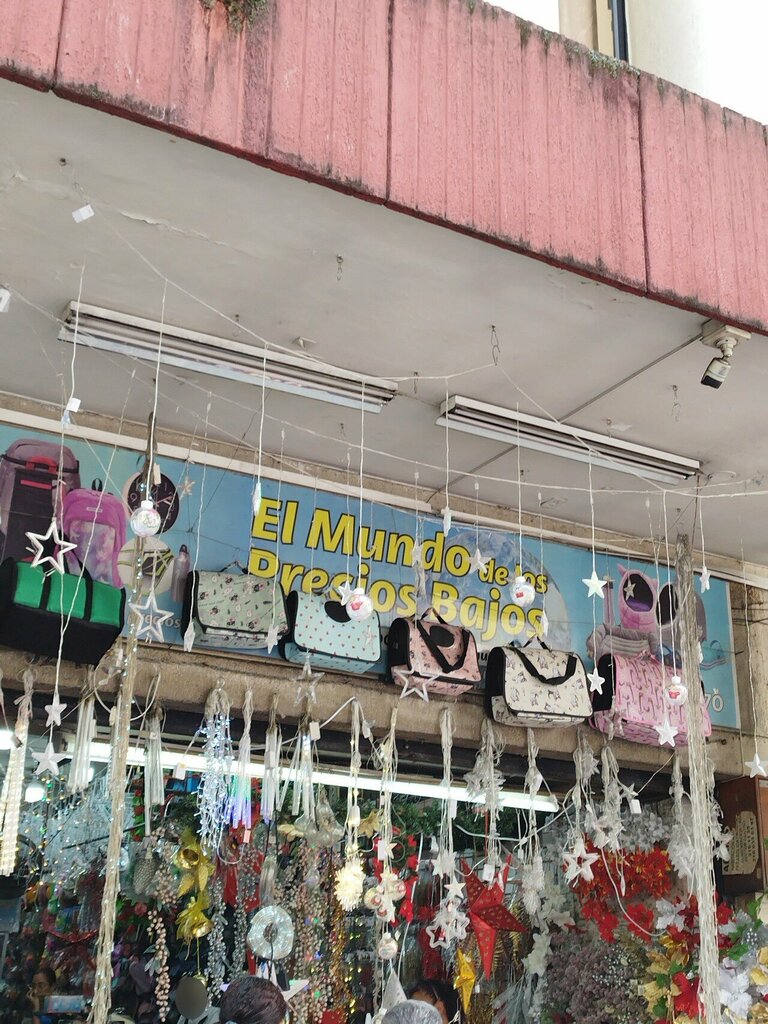 Ucuzluk mağazası The World of Low Prices, Medellin, foto