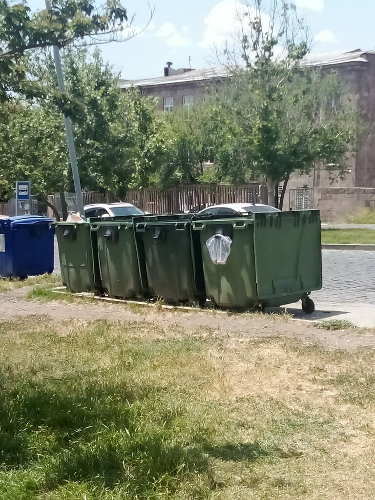 Ayrı çöp toplama noktası Waste sorting point, Erivan, foto