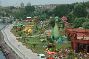 Harikalar Sahili (Kocaeli, Derince, Yavuz Sultan Mah.), kültür ve eğlence parkları  Derince'den