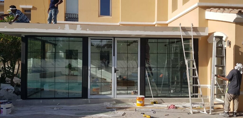 Cam ve cam ürün üreticisi Gray Line Aluminium and Glass, Dubai, foto