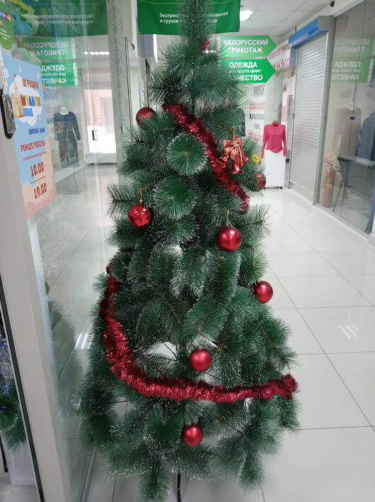 Yapay çam ağaçları ve süsleri Iskusstvennyye yelki, Tomsk, foto