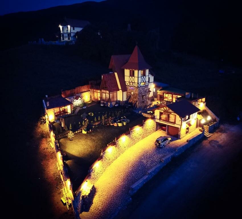 Otel Alpine Castle Hotel, Dilican, foto