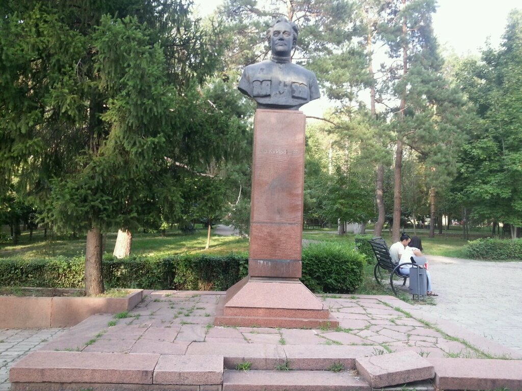 Park, sokak heykeli V. V. Kuibyshev, Almatı, foto