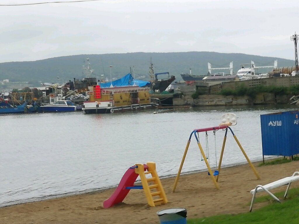 Yüzen benzin istasyonu UssurNefteProdukt PZS, Vladivostok, foto