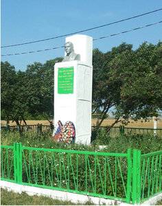Бюст Героя Советского Союза Мусы Джалиля (Republic of Tatarstan, Nurlat district, selo Stepnoye Ozero), anıt, heykel  Tataristan'dan