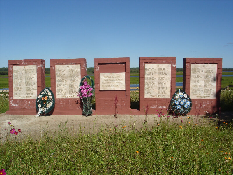 Anıt, heykel Памятный мемориал воинам погибшим в годы ВОВ, Tomskaya oblastı, foto