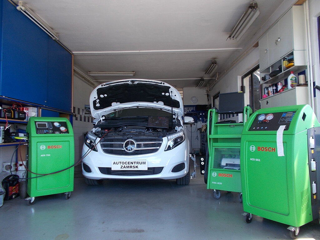 Jant ve lastikçiler Autocentrum Zámrsk, Pardubice Bölgesi, foto