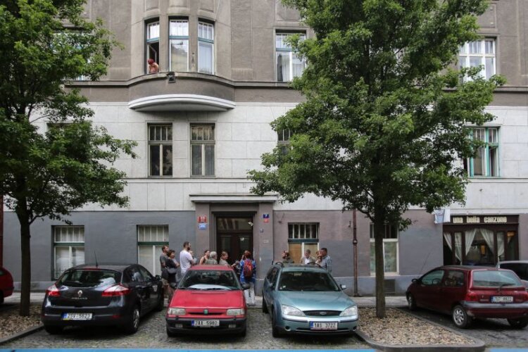 Unutulmaz olayların yeri Последний адрес Славой Шадека. Информационный знак, Prag, foto