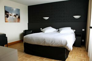 Maison Toussaint (Pays de la Loire, Vendée, Saint-Laurent-sur-Sèvre, Route de Poitiers), otel