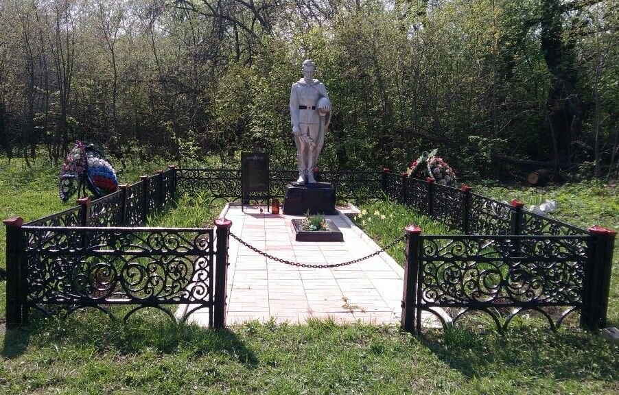 Anıt, heykel Братская могила, Kalujskaya oblastı, foto