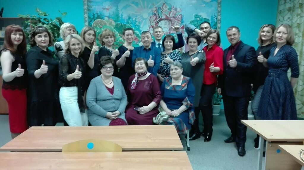 Ortaokul Kommunarovskaya srednyaya obshcheobrazovatelnaya shkola Maou Tyumenskoy oblasti Isetskogo rayona, Tümen (Tiumenskaya) oblastı, foto