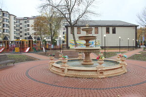 Сквер Ветеранов (Republic of Ingushetia, Karabulak, skver Veteranov), meydan  Karabulak'tan