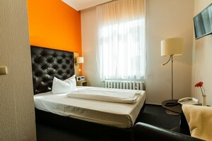 Hotel & Restaurant Am Alten Rhin (Brandenburg, Ostprignitz-Ruppin, Neuruppin, Friedrich-Engels-Straße), otel  Brandenburg'dan