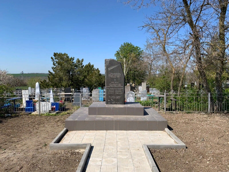 Anıt, heykel Памятник и 2 могилы, Rostovskaya oblastı, foto
