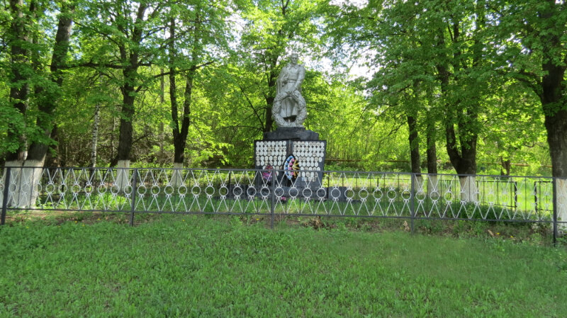 Anıt, heykel Братская могила советских воинов, погибших в годы Великой Отечественной войны, Belgorodskaya oblastı, foto