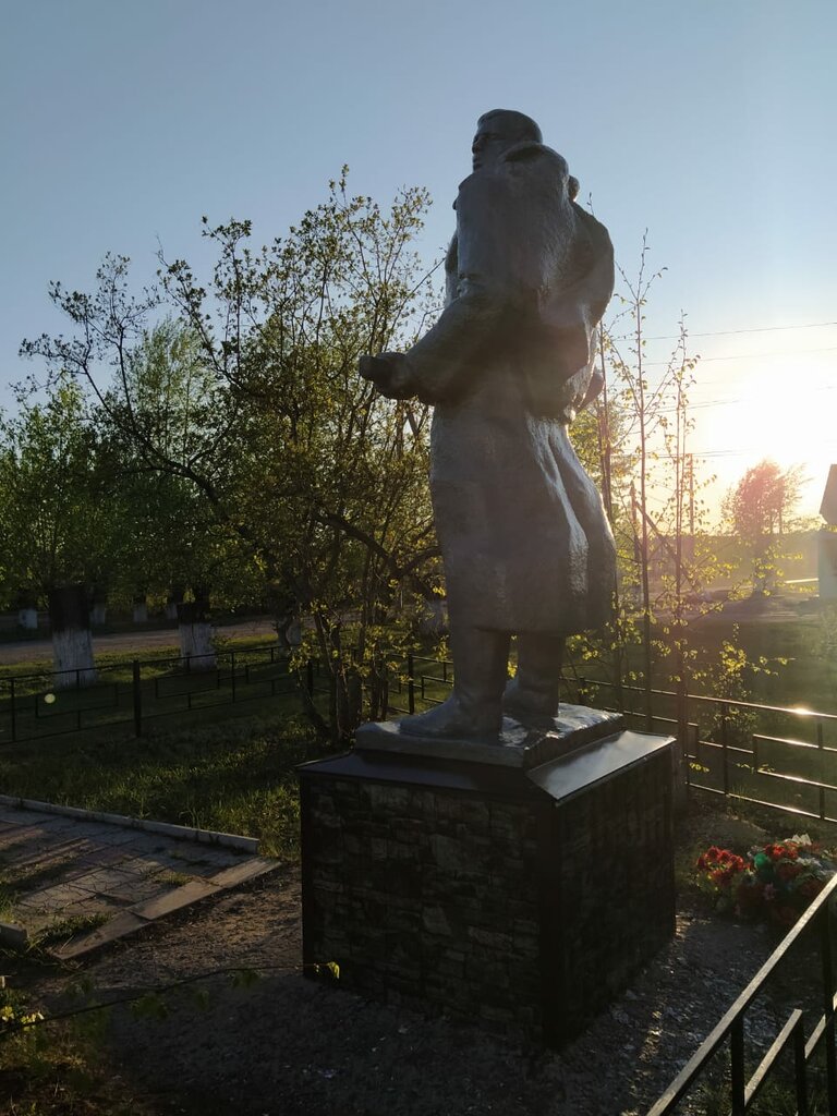 Anıt, heykel Солдату, Kurganskaya oblastı, foto
