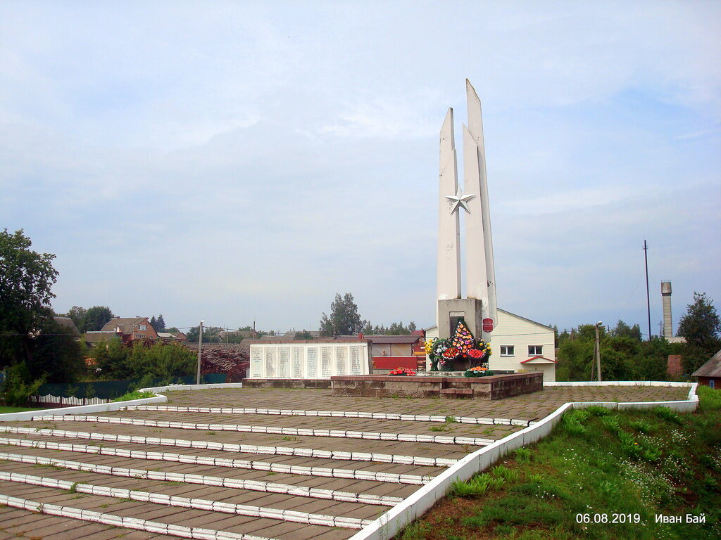Anıt, heykel Братская могила, Minskaya oblastı, foto