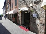 Hotel Casa Scaligeri (Via Castello Rivoltella No:2, Desenzano del Garda), otel  Sirmione'den