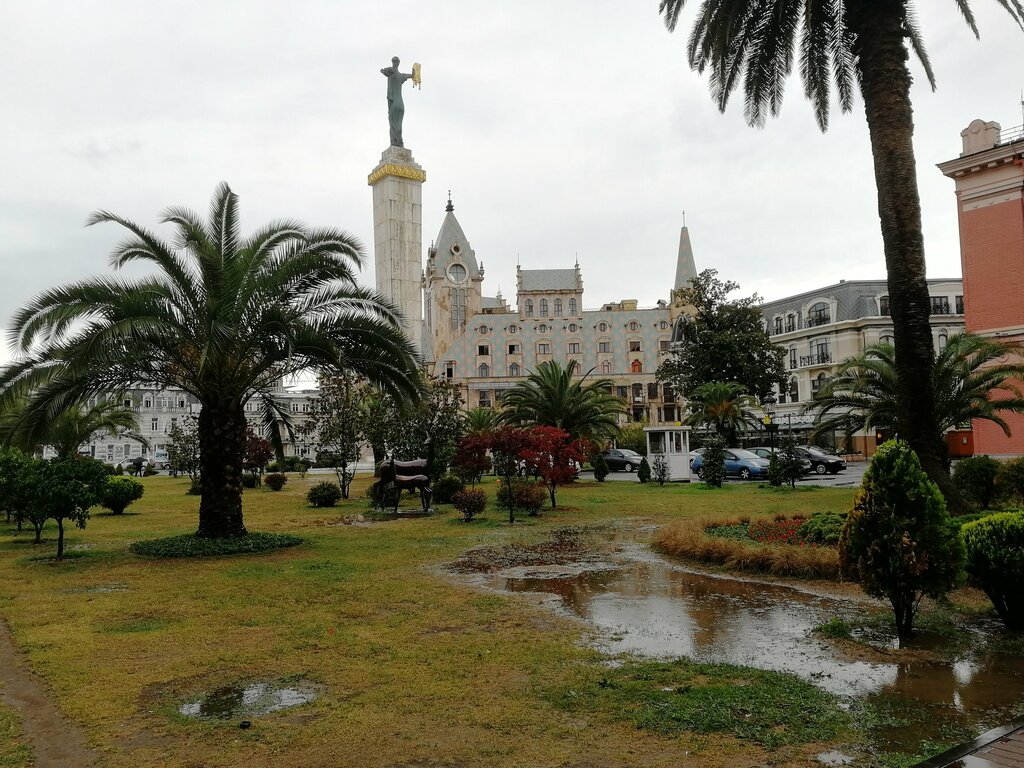 Anıt, heykel Memed Abashidze, Batum, foto