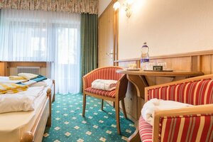 Familien- & Vitalhotel Auenhof (Tyrol, Innsbruck-Land, Auenweg, 14), otel  Tirol'den