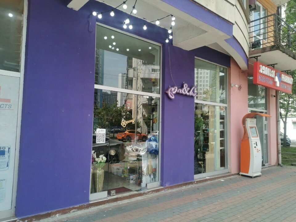 Hediyelik eşya mağazaları დი&ნა, Batum, foto