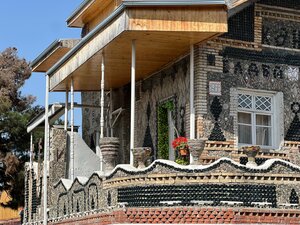 Bottle House (Qəmbər Hüseynli küçəsi No:21), anıt, heykel  Gence'den