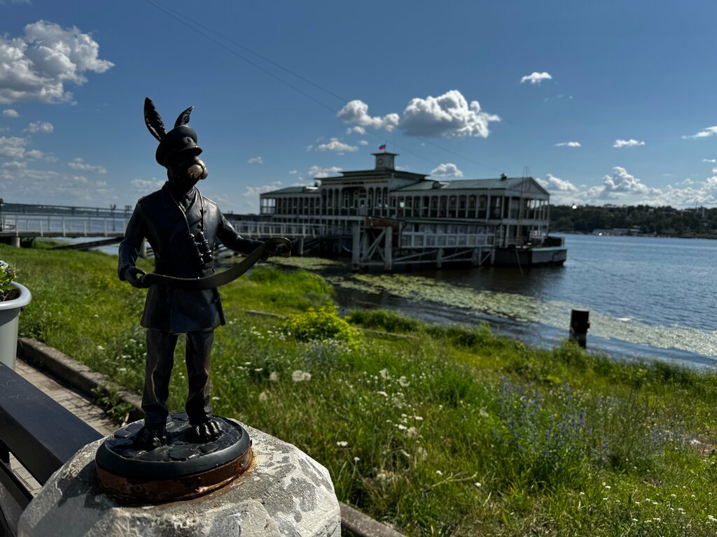Park, sokak heykeli Заяц-моряк, Kostroma, foto