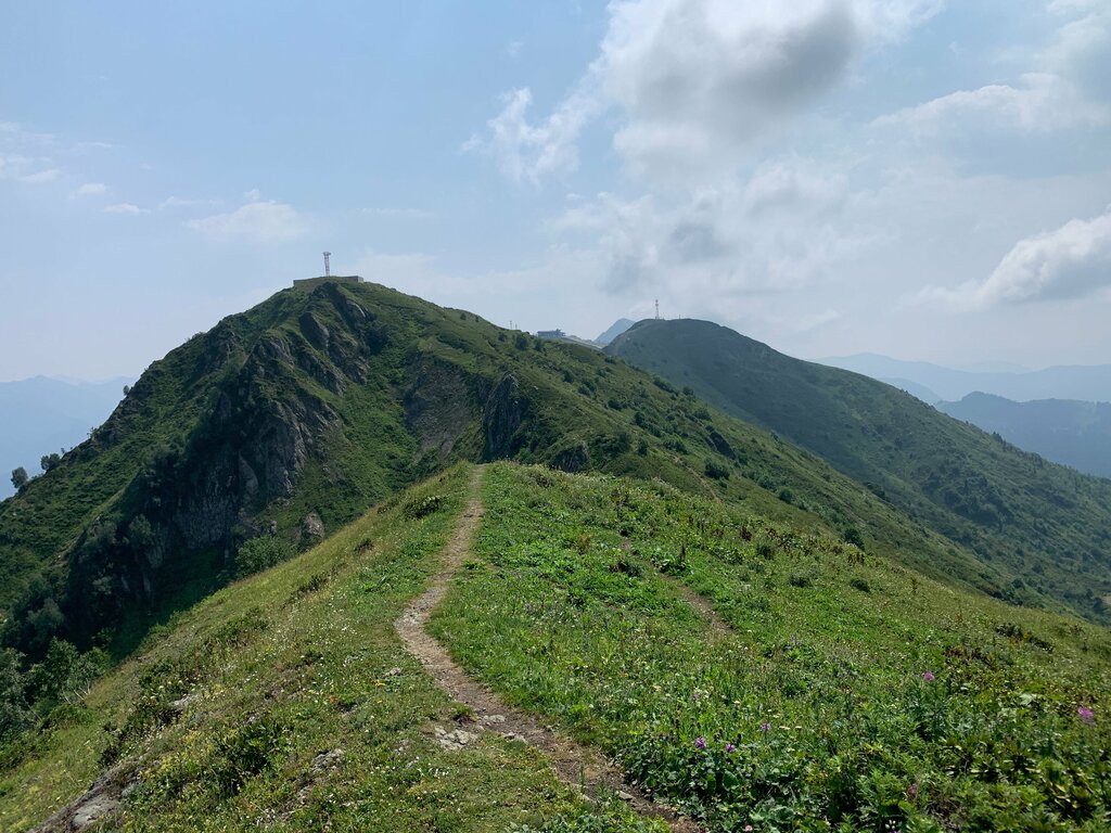 Dağ zirvesi Bzerpy Peak 2483 meters, Soçi, foto