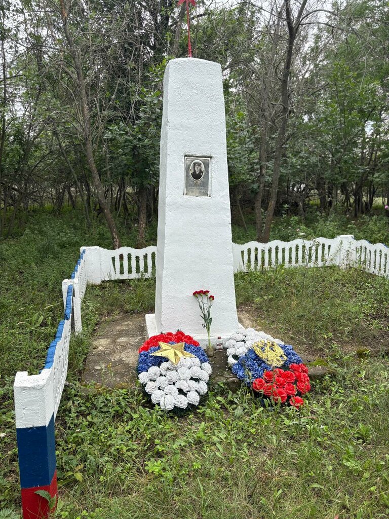 Anıt, heykel Могила летчика Калинина В.В., погибшего в бою с фашистами, Volgogradskaya oblastı, foto