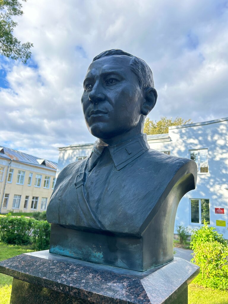 Anıt, heykel Муса Джалиль, Tosno, foto