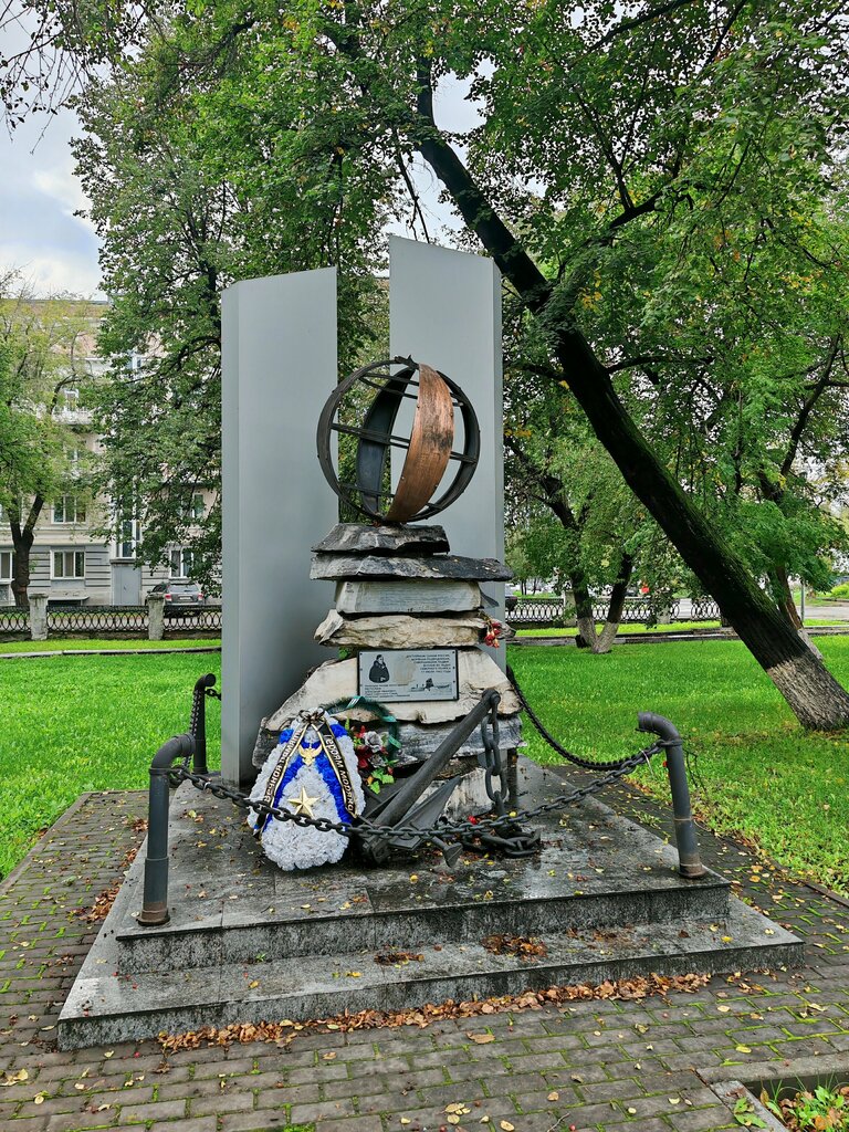 Anıt, heykel Морякам-подводникам и контр-адмиралу Александру Петелину, Nevyansk, foto