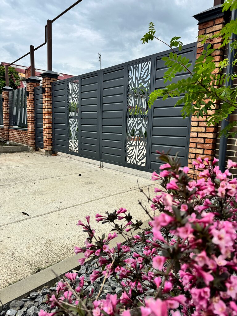 Çitler, parmaklıklar Юнитек, Krasnodarski krayı, foto