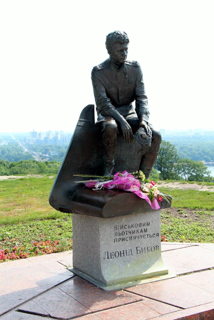 Anıt, heykel Leonid Bykov, Kiev, foto