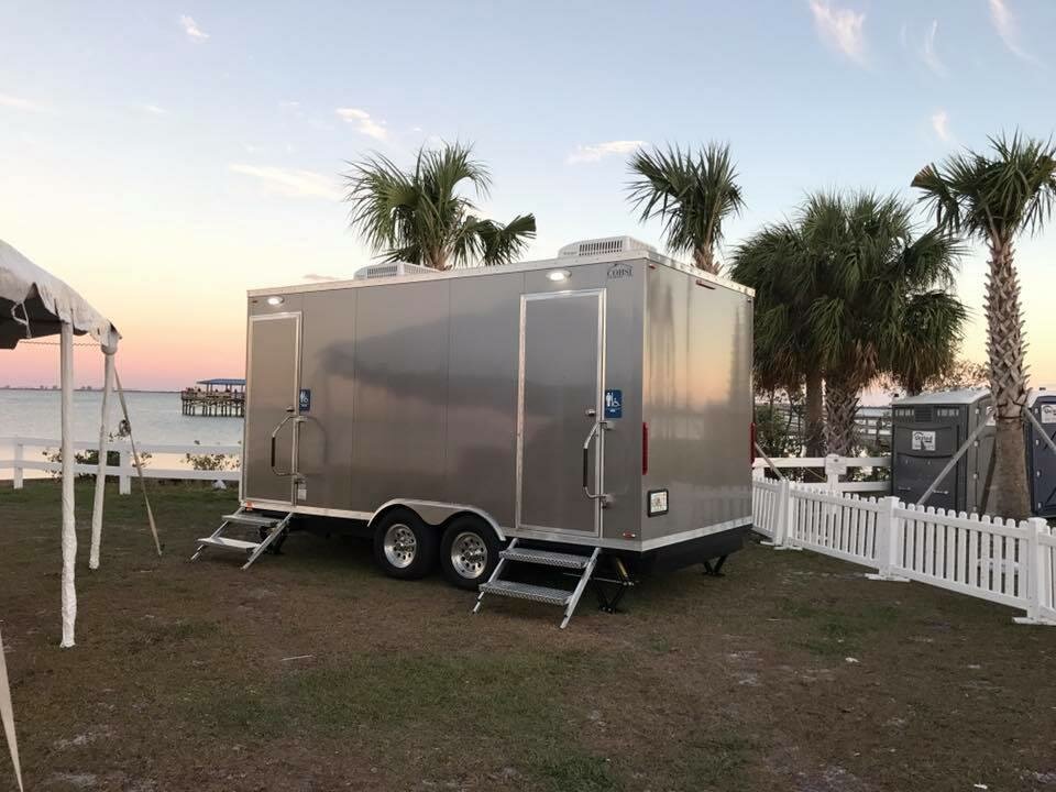 Yapay çam ağaçları ve süsleri Elite Events & Rentals, LLC, Florida Eyaleti, foto