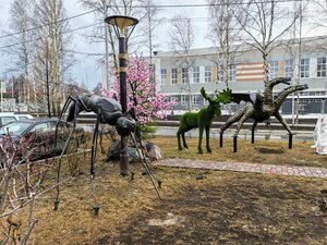 Комар (Khanty-Mansi Autonomous Area, Uray, ulitsa Shevchenko), park, sokak heykeli  Uray'dan