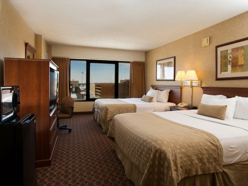 Otel Ramada by Wyndham Topeka Downtown Hotel & Convention Center, Topeka, foto