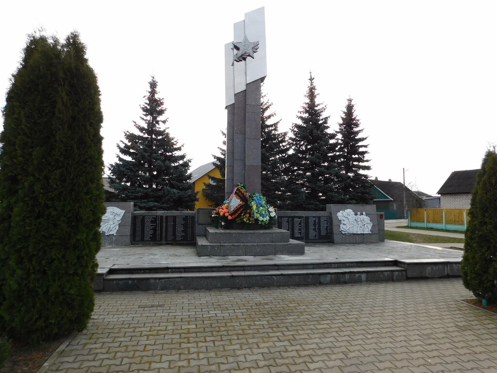 Anıt, heykel Братская могила советских воинов и партизан, Brestskaya oblastı, foto