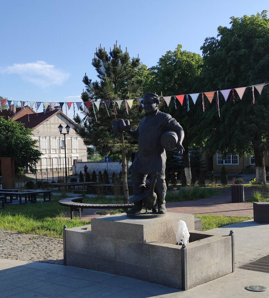Anıt, heykel Пивовар с бочонком и гусем, Kaliningradskaya oblastı, foto